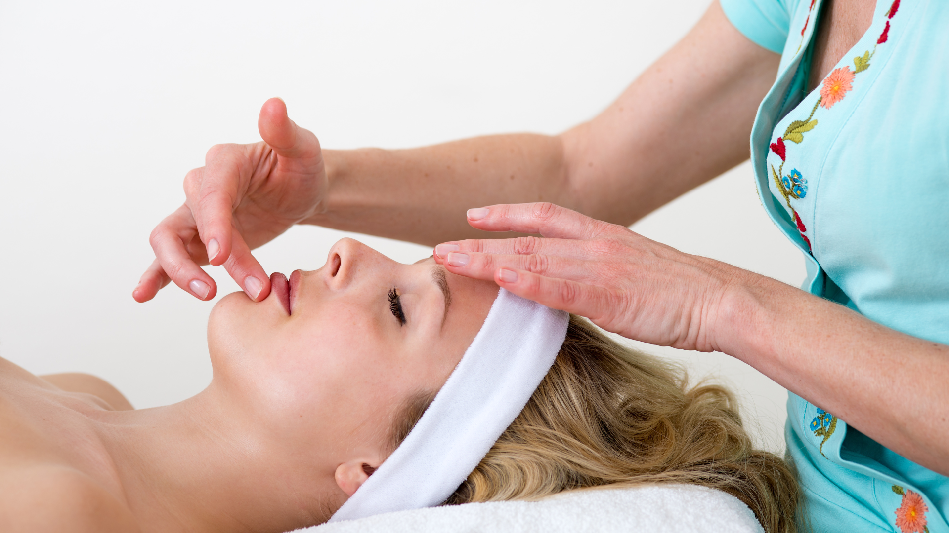 The Art of Lip Massage: Techniques for Stimulating Circulation and Lip ...